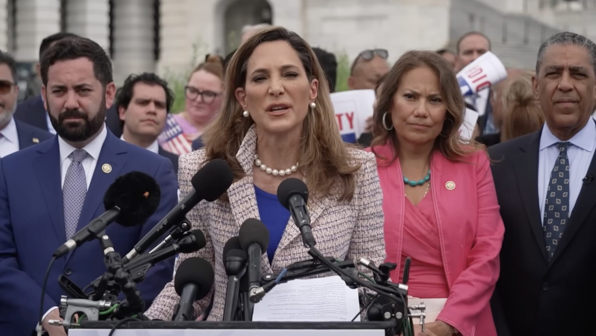 GOP-Backed Amnesty Bill Is A Middle Finger To Republican Voters